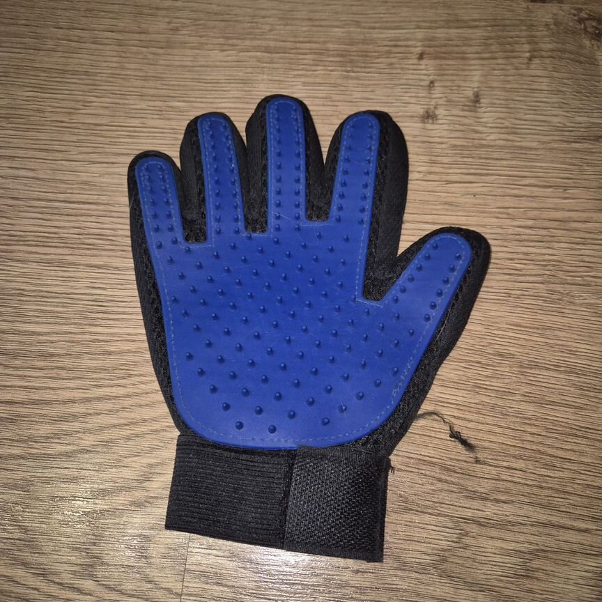 Перчатка для вычесывания шерсти кошек