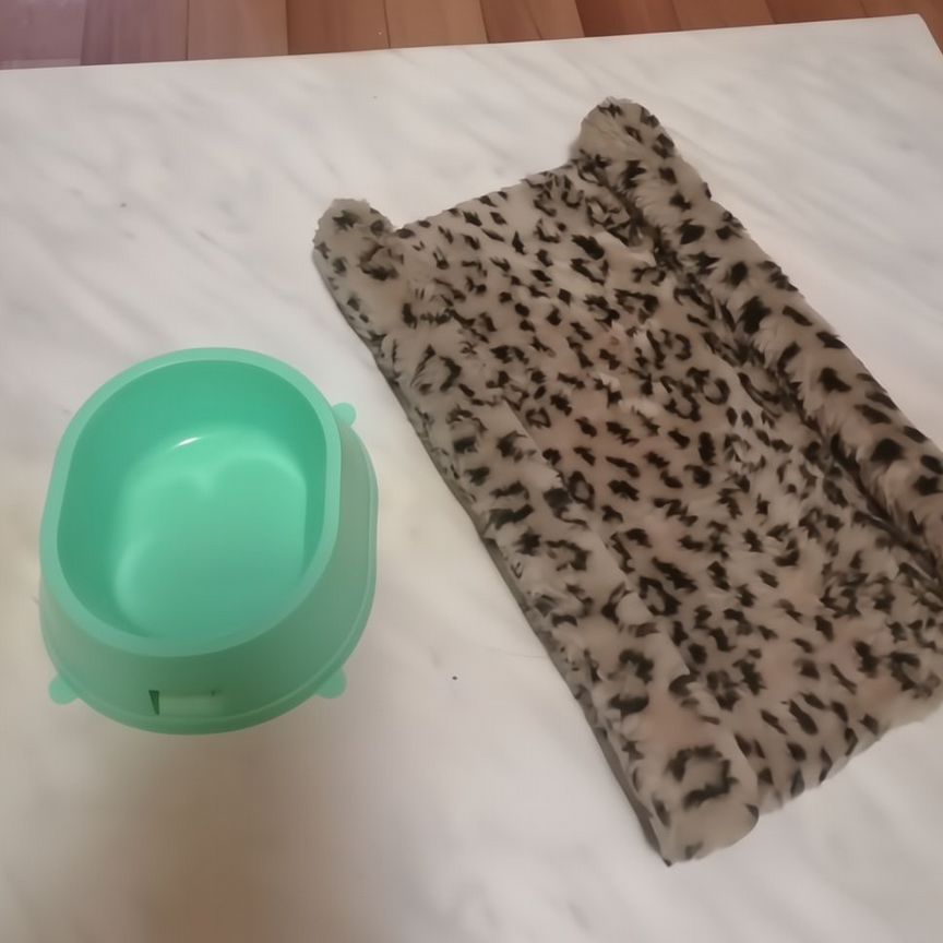 Лежанка и миска