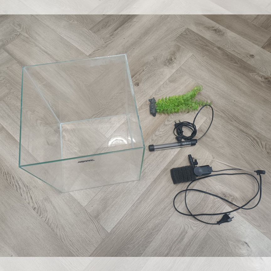 Аквариум с кормушкой