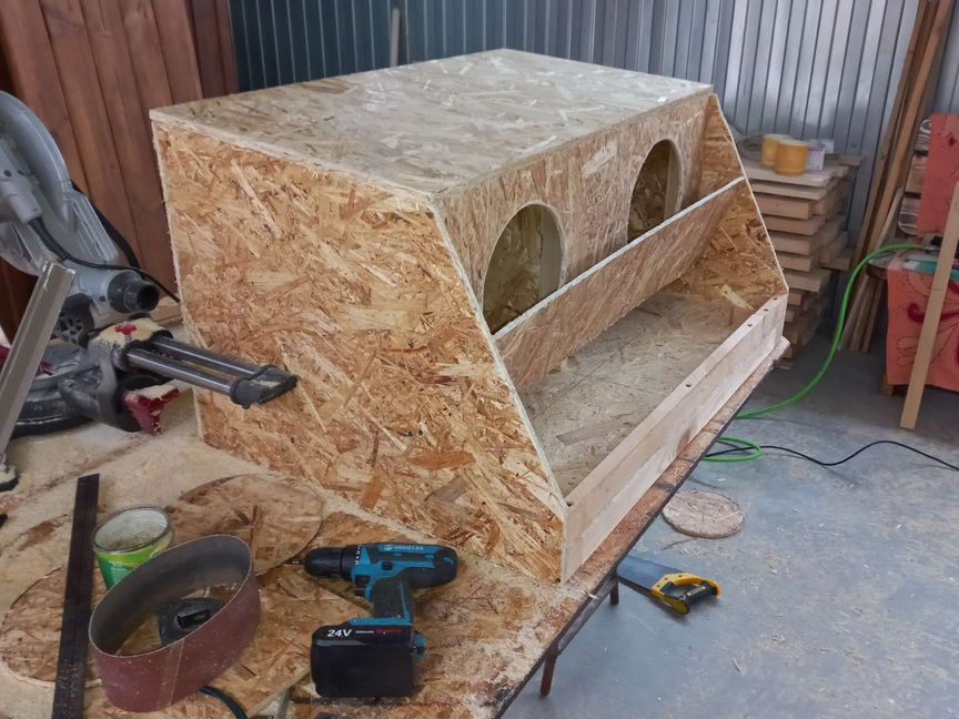 Гнездо для кур с яйцеприёмником