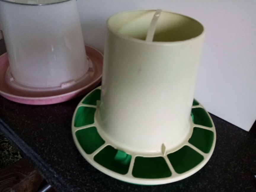 Кормушка и поилка для куриц