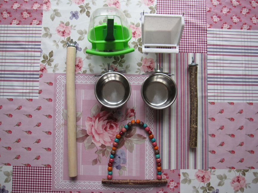 Для птиц : кормушки, жердочки,качели