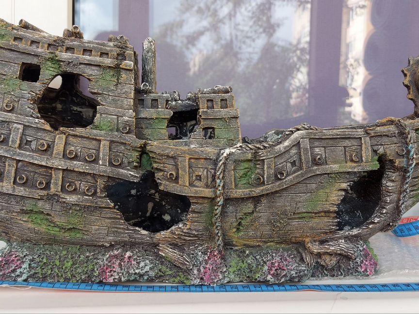 Декоративный корабль в аквариум