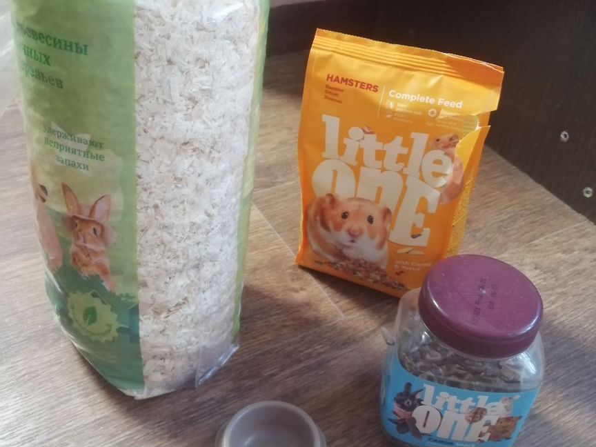 Опилки, пол пакета корма, вкусняшки и кормушка