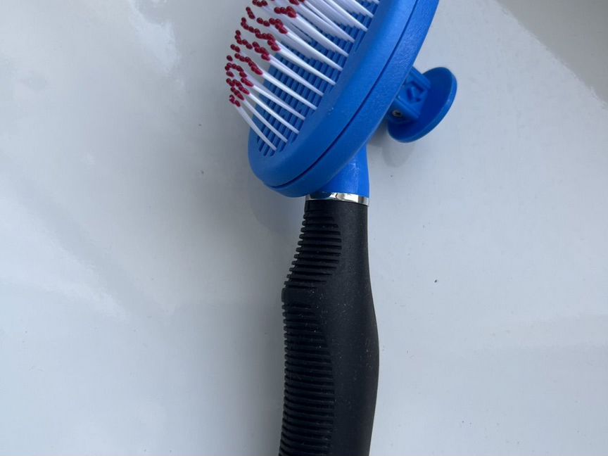 Щетка/ чесалка для животных