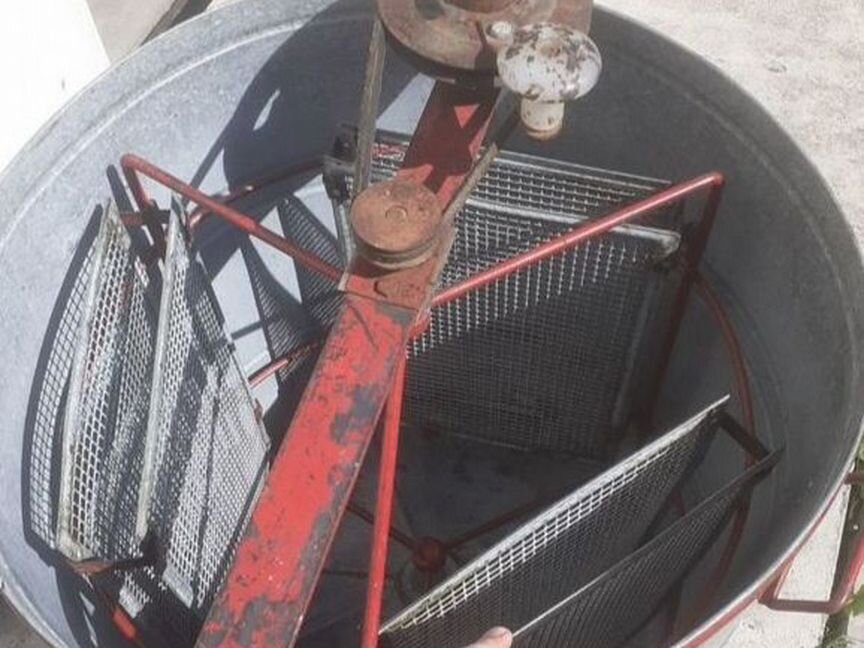 Медогонка 3рамочная бу