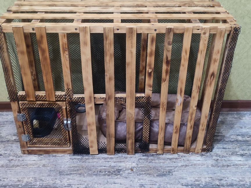 Деревянная клетка для дивотных