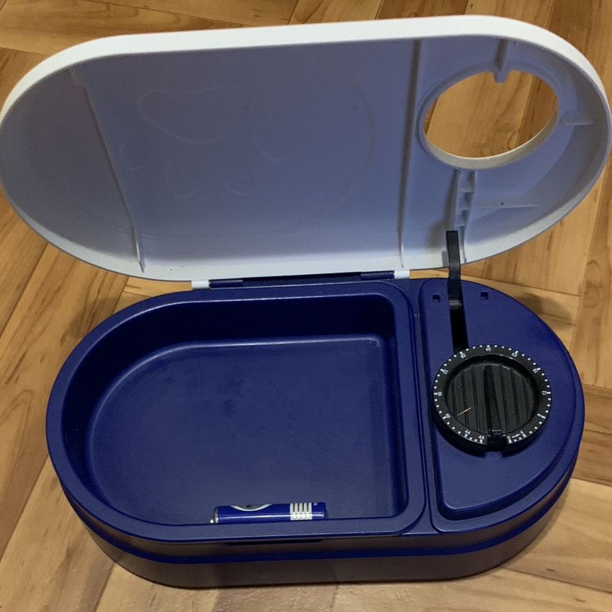 Кормушка с таймером для животных