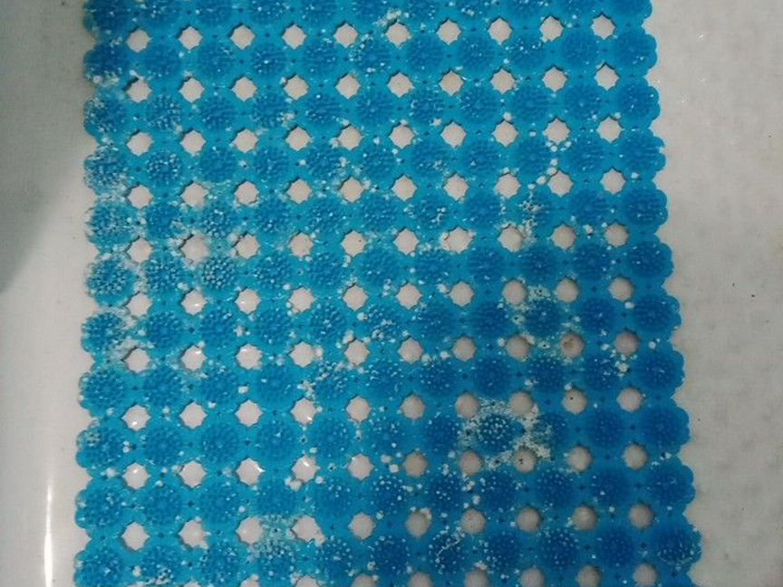 Резиновый коврик в ванную с присосками