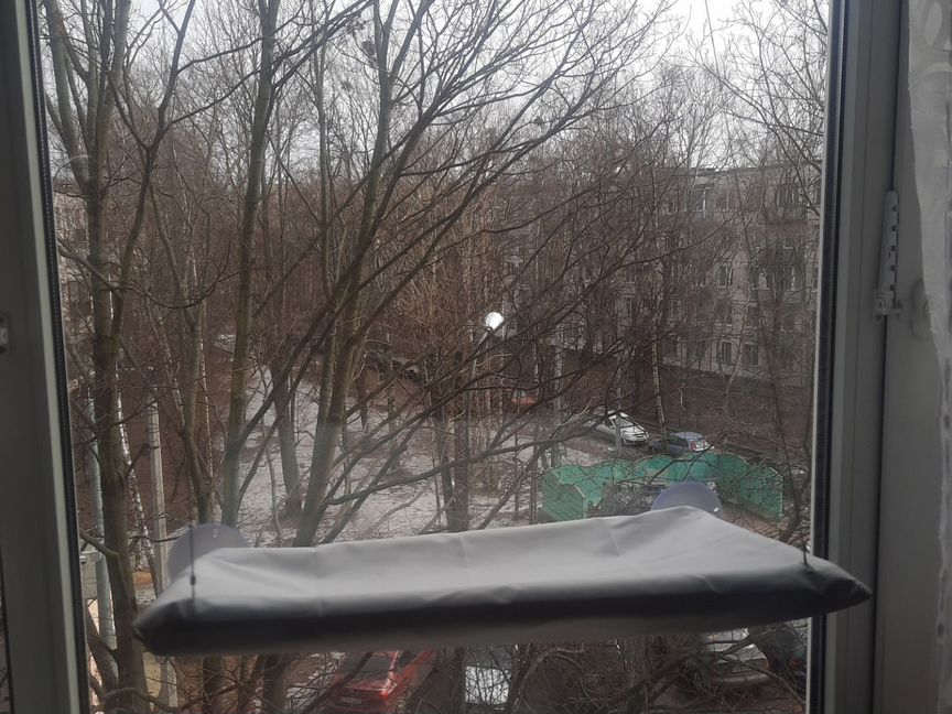 Лежанка для кошек на окно