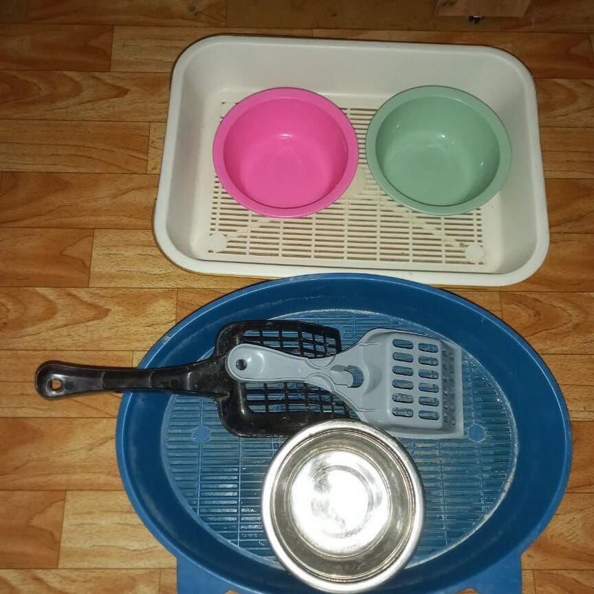 Отдам лотки,миски,когтеточку, шампунь для животных