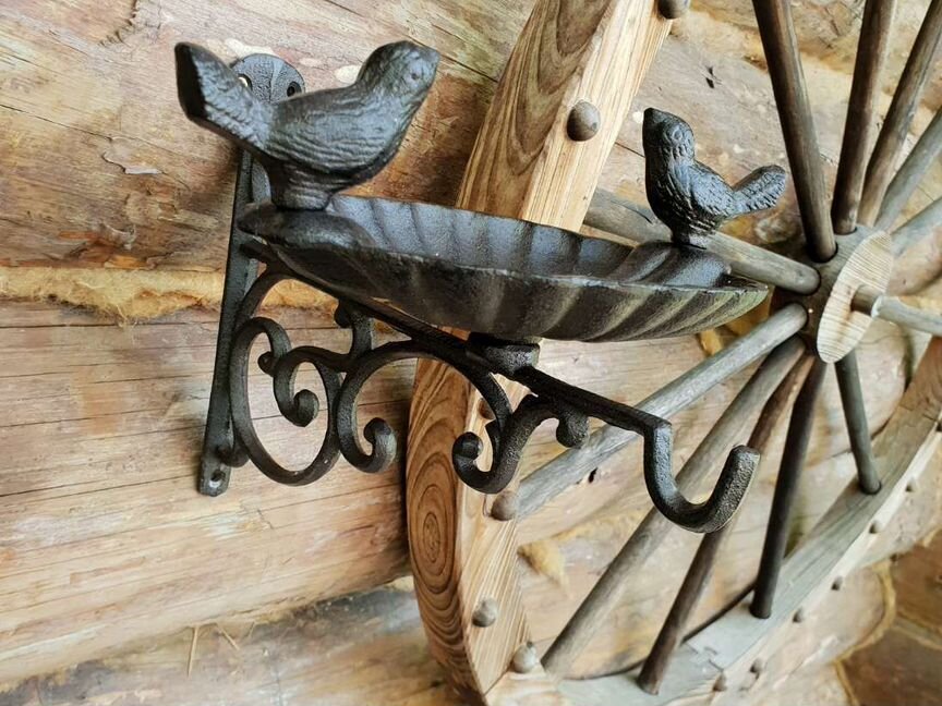 Кормушка для птиц и белок