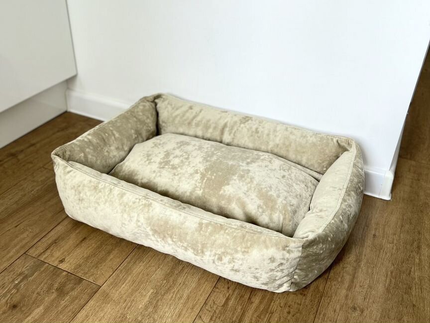 Лежанка велюровая антикоготь 65*45, бежевая