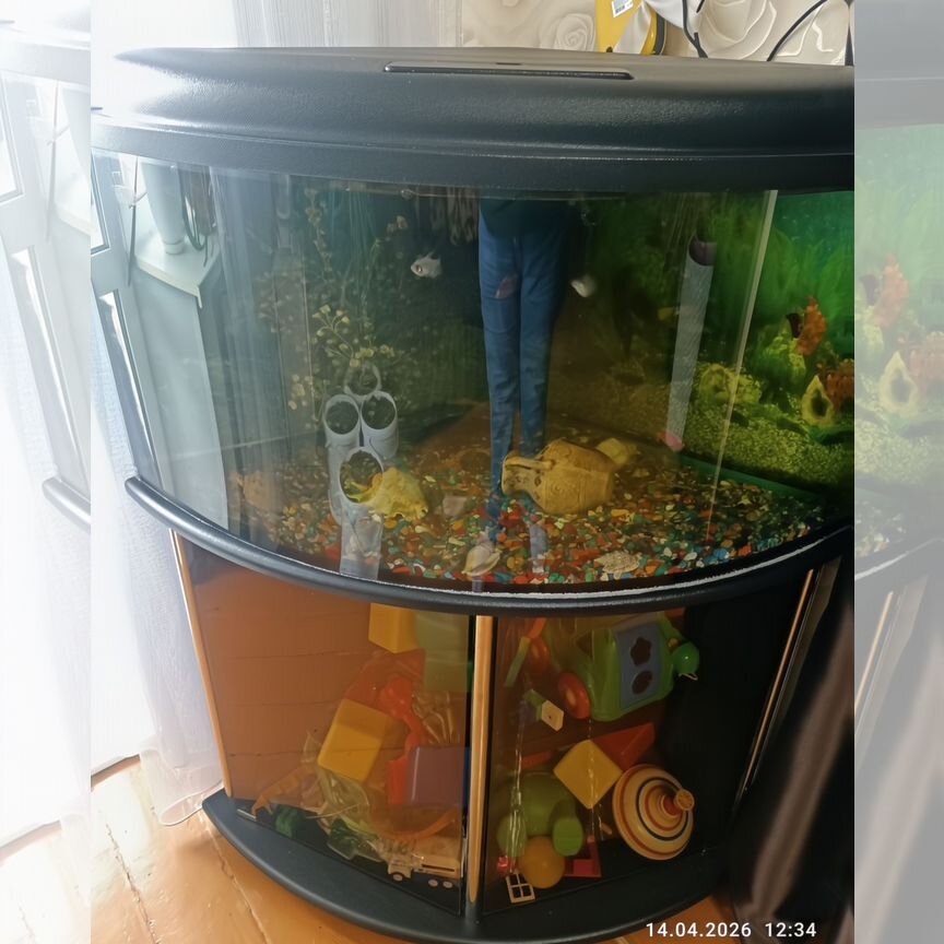 Аквариум с рыбками и тумбой