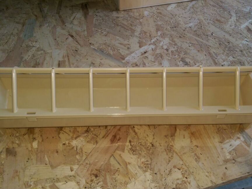 Кормушка для подрощеной птицы