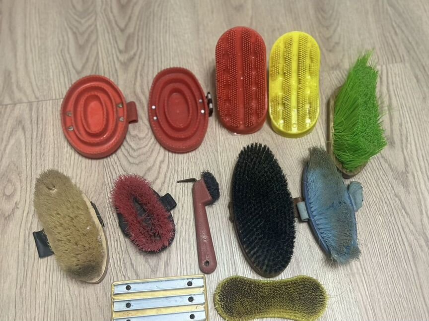 Щетки для чистки лошади