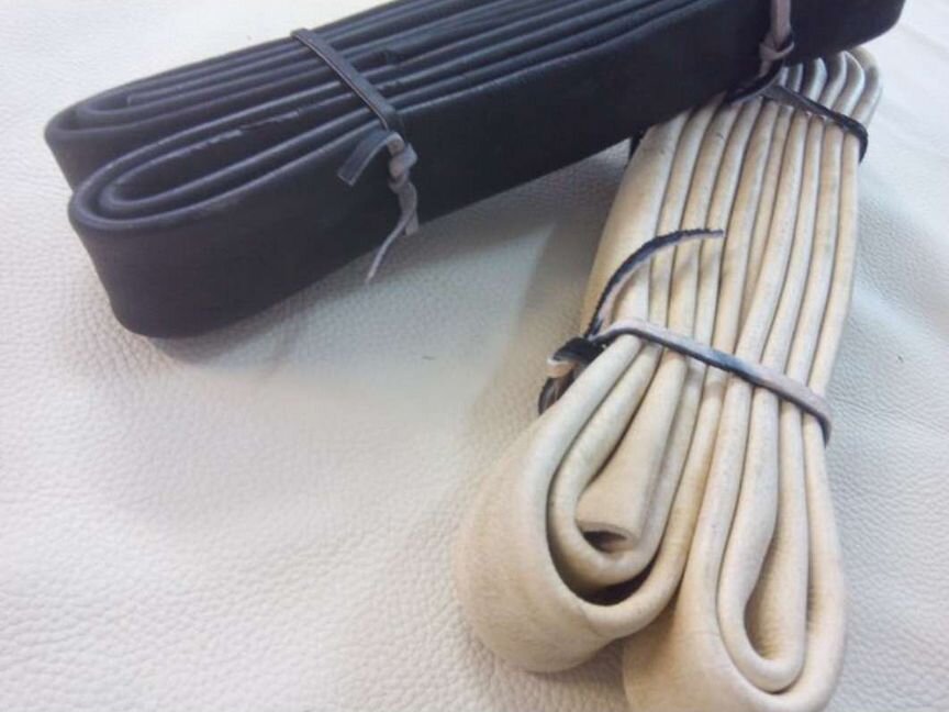 Гужи сыромятные белые/черные