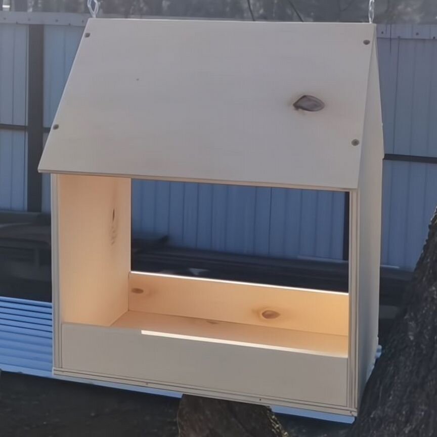 Кормушка для птиц и белок из дерева скворечник