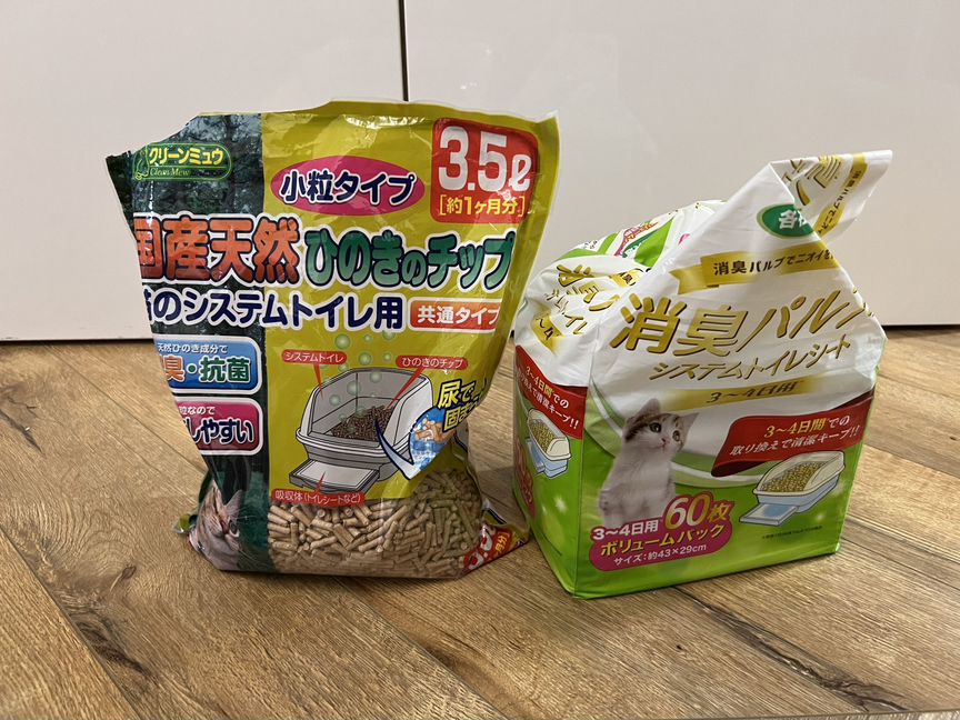 Пеленки и наполнитель для кошачьего биотуалета