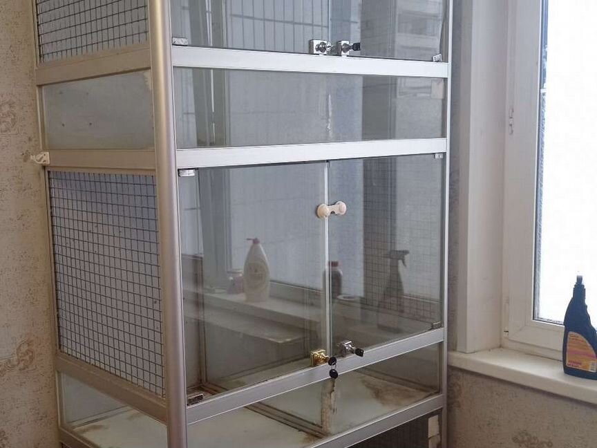 Шкаф витрина для животных