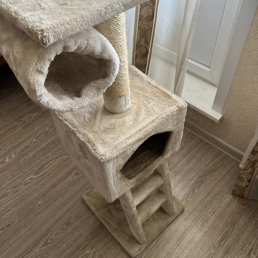 Когтеточка и домик для кошек