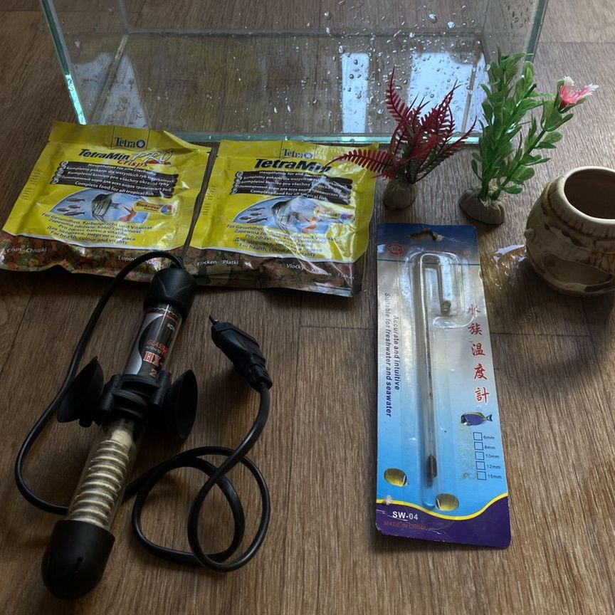 Аквариум новый с не большим комплектом