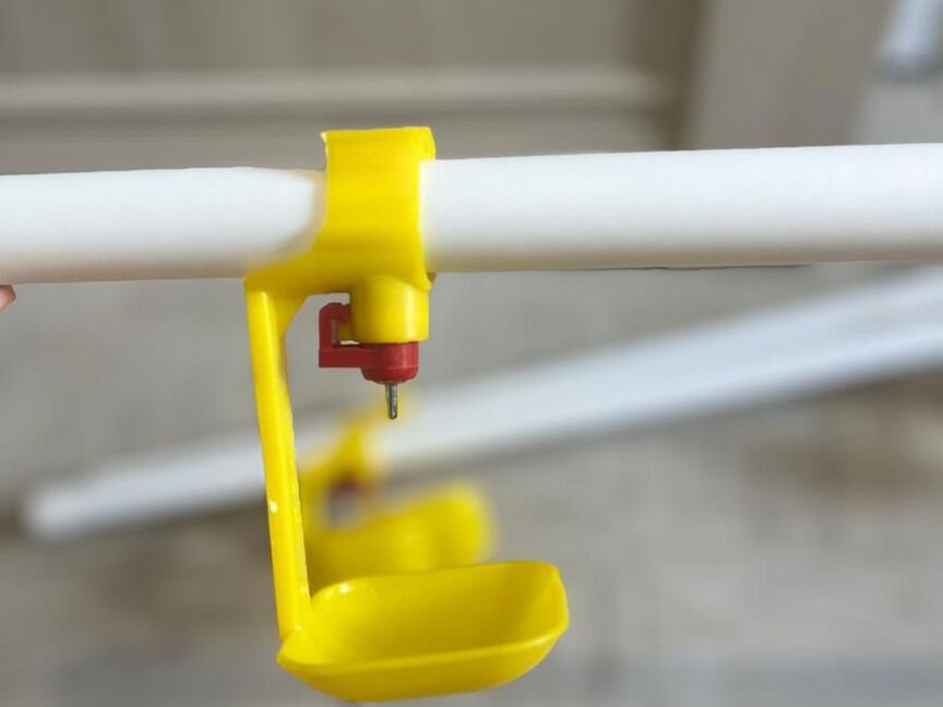 Нипельная поилка для птиц