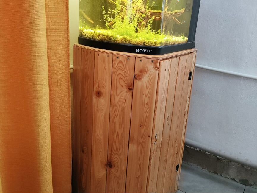 Аквариум вместе с тумбой