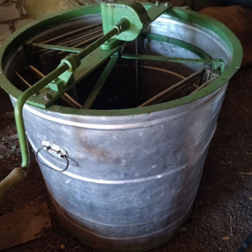 Медогонка 4 рамочная б/у в хорошем состоянии