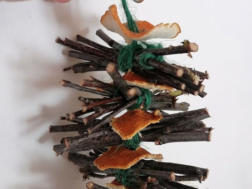 Игрушка-погрызушка для попугаев