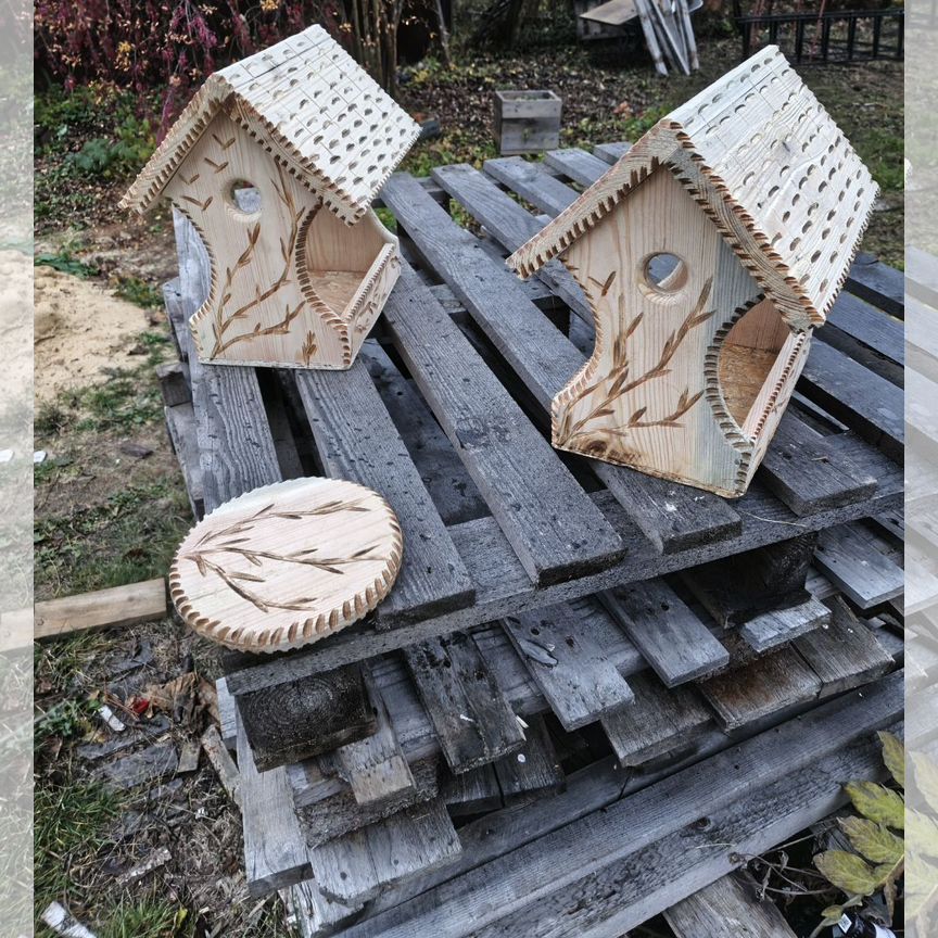 Кормушка для птиц и белок