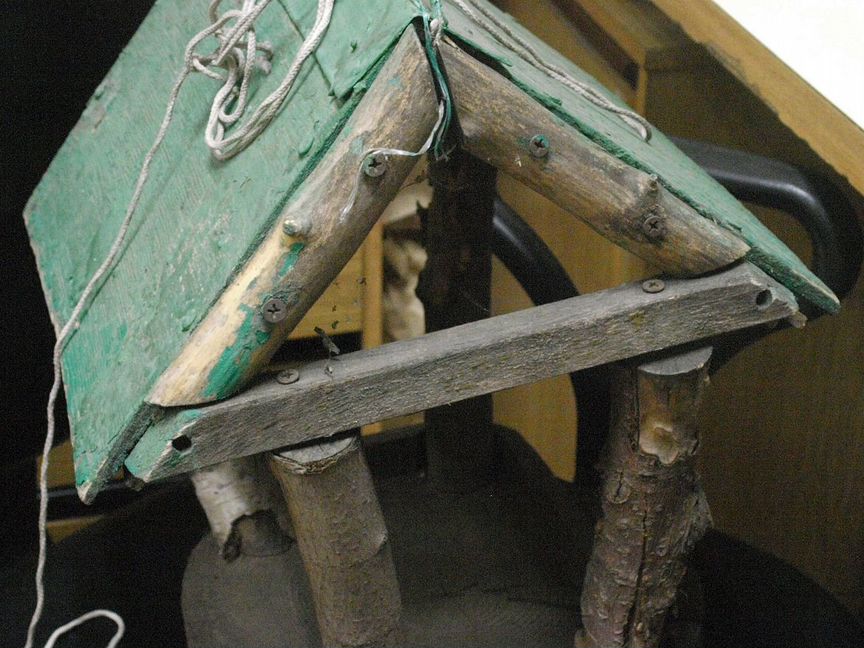 Кормушка для птиц из дерева большая