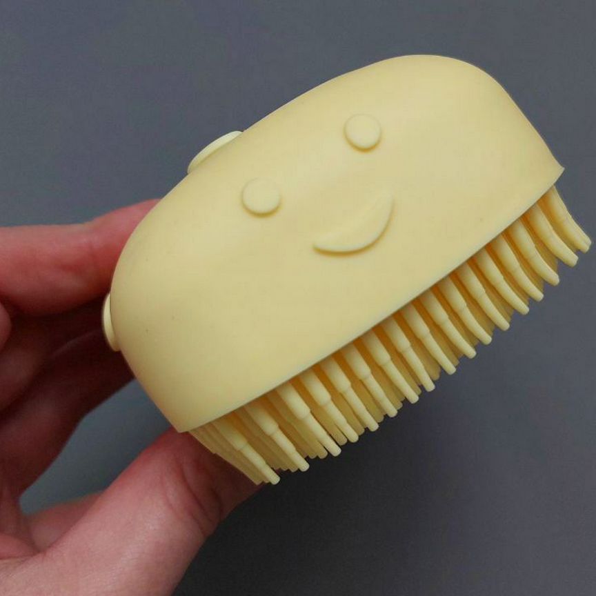 Щётка для животных с дозатором для мытья