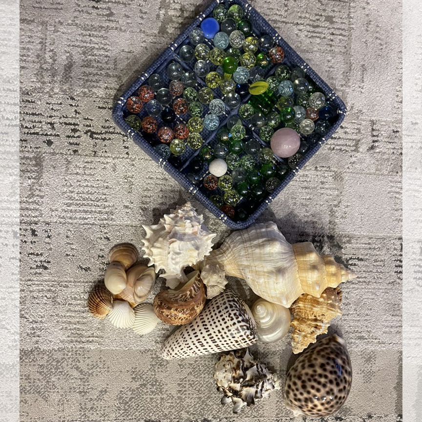 Ракушки и стеклянные шарики