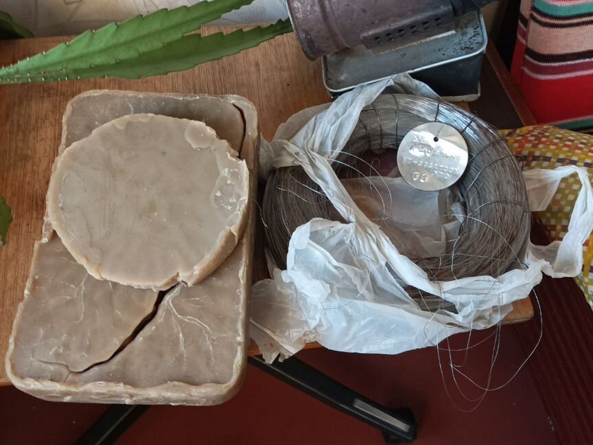 Воск, нихром, дымарь для пчеловодов