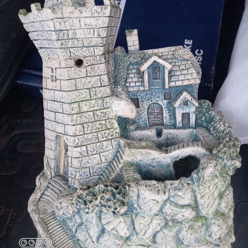 Замок в аквариум