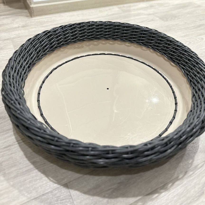 Лежанка для собак и кошек из плетенного ротанга