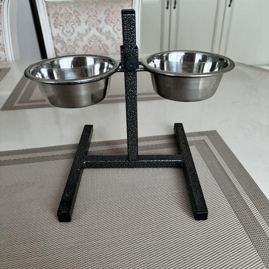 Стойка с мисками для собак