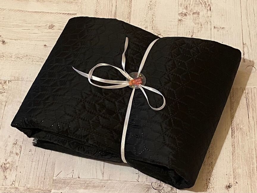 В наличии непромокаемое покрывало Черное