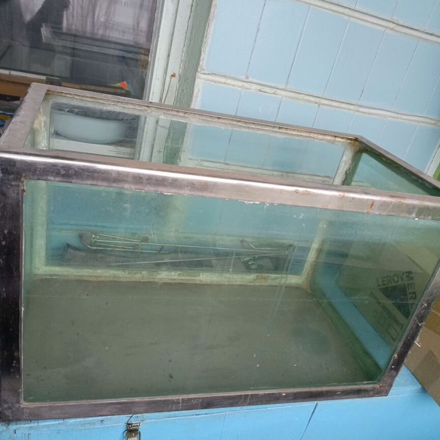 Аквариум с трещиной