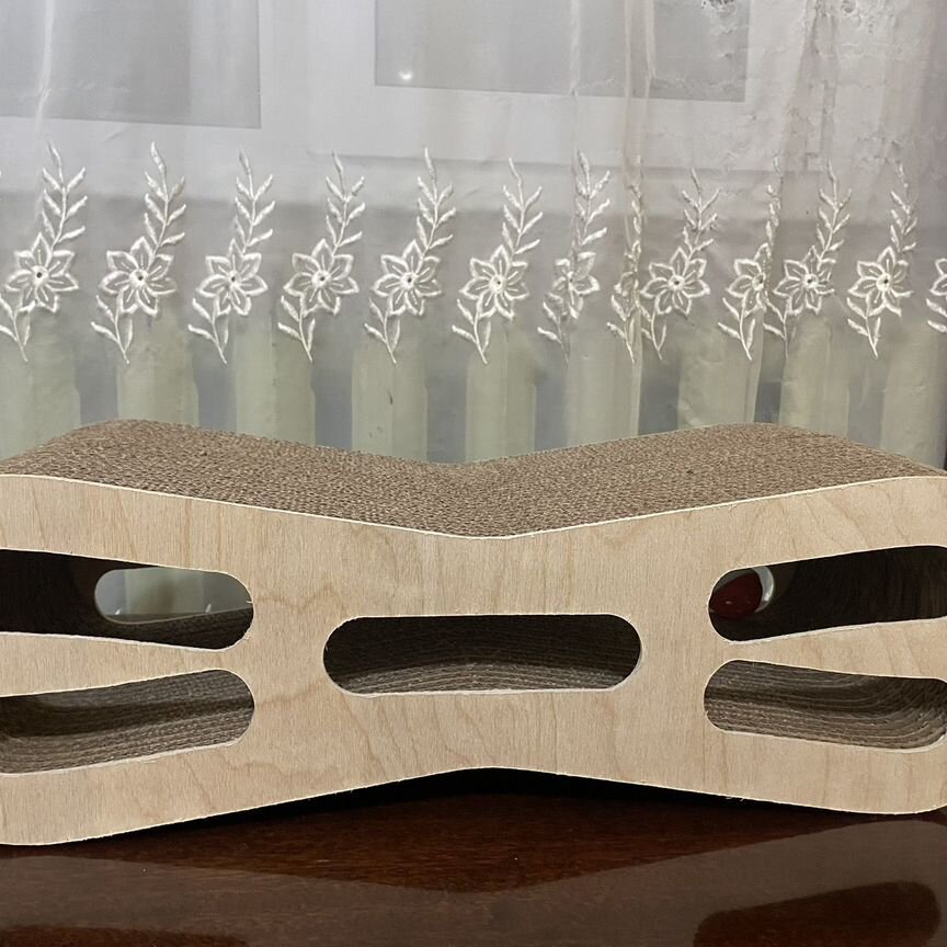 Когтеточка лежанка из гофрокартона с игрушкой