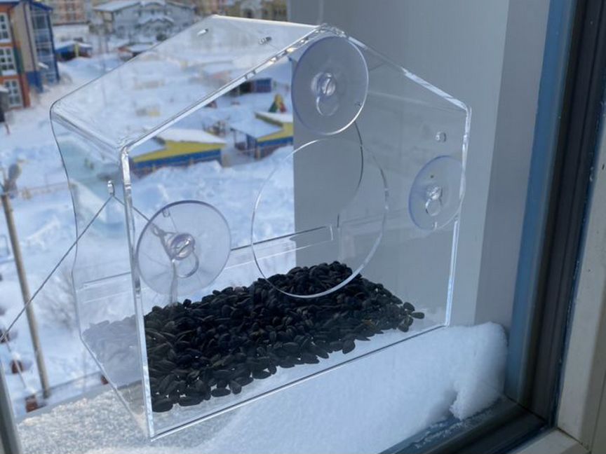 Кормушка для птиц на окно на присосках большая