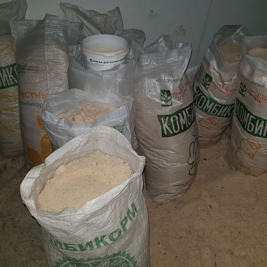 Сухие опилки в мешках