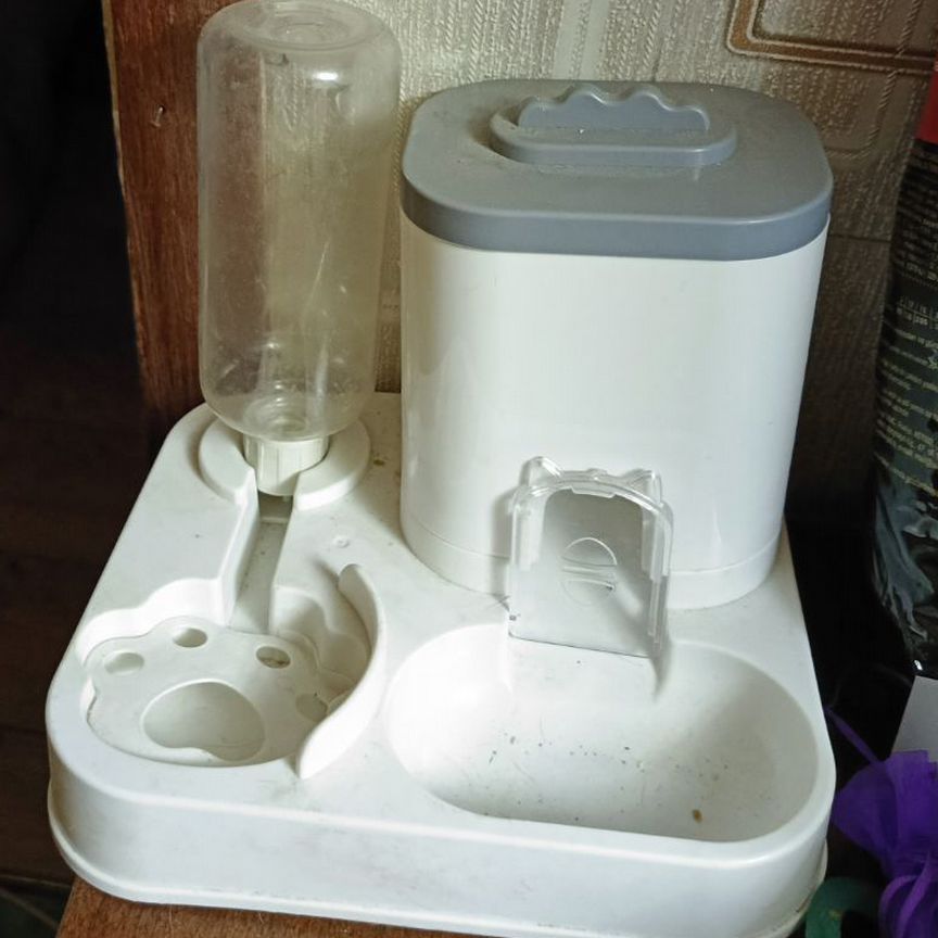 Кормушка и поилка для кошек