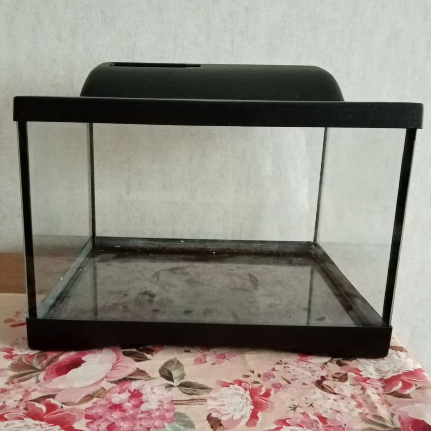 Аквариум с крышкой. Террариум