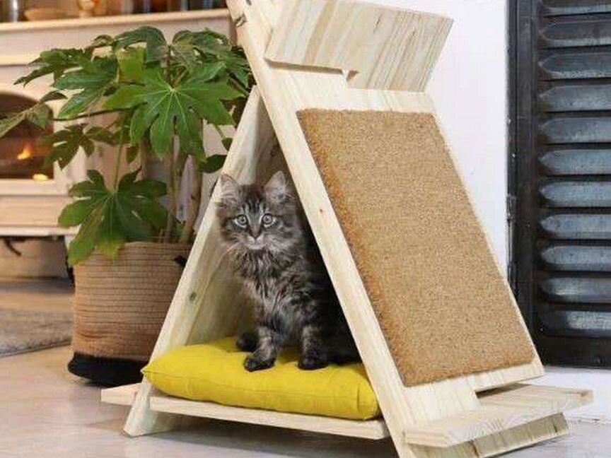 Лежанка для кошек с когтеточкой
