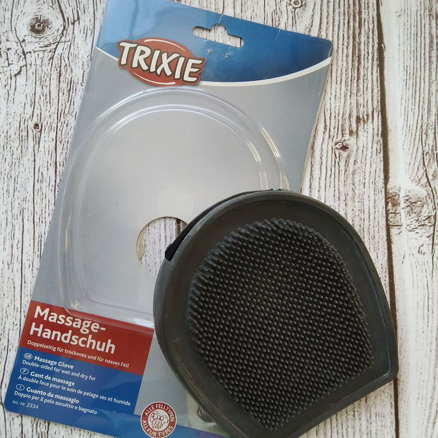 Щетка перчатка для вычесывания собак Trixie