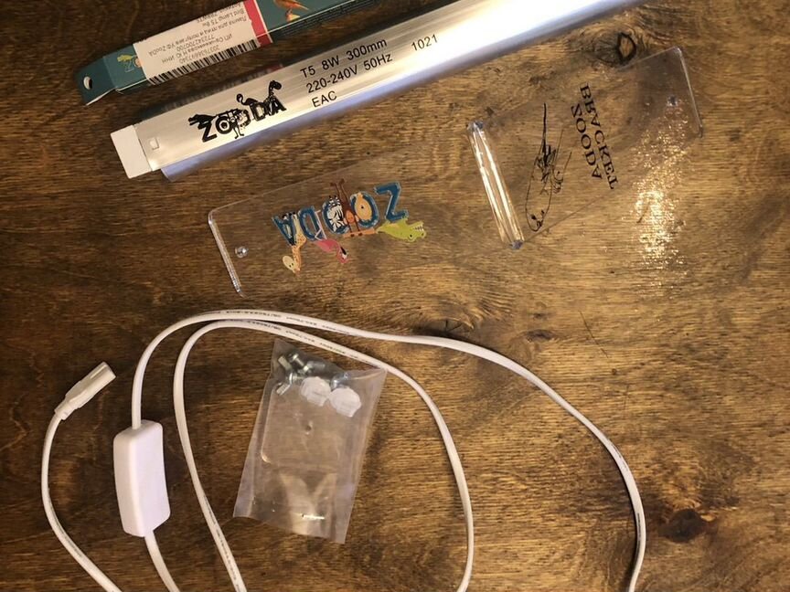 Светильник с лампами для попугая