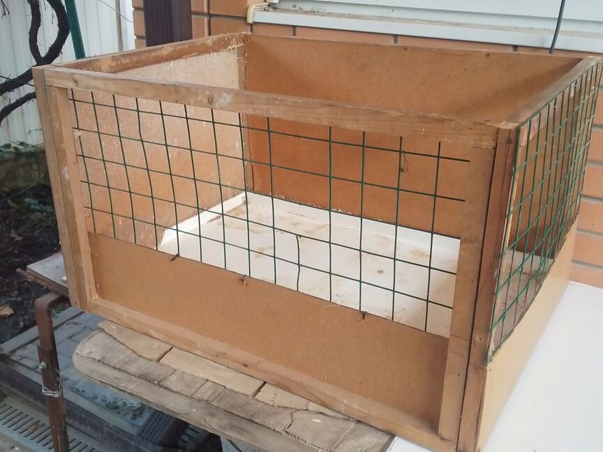 Продаю две клетки для кроликов И сено тюк