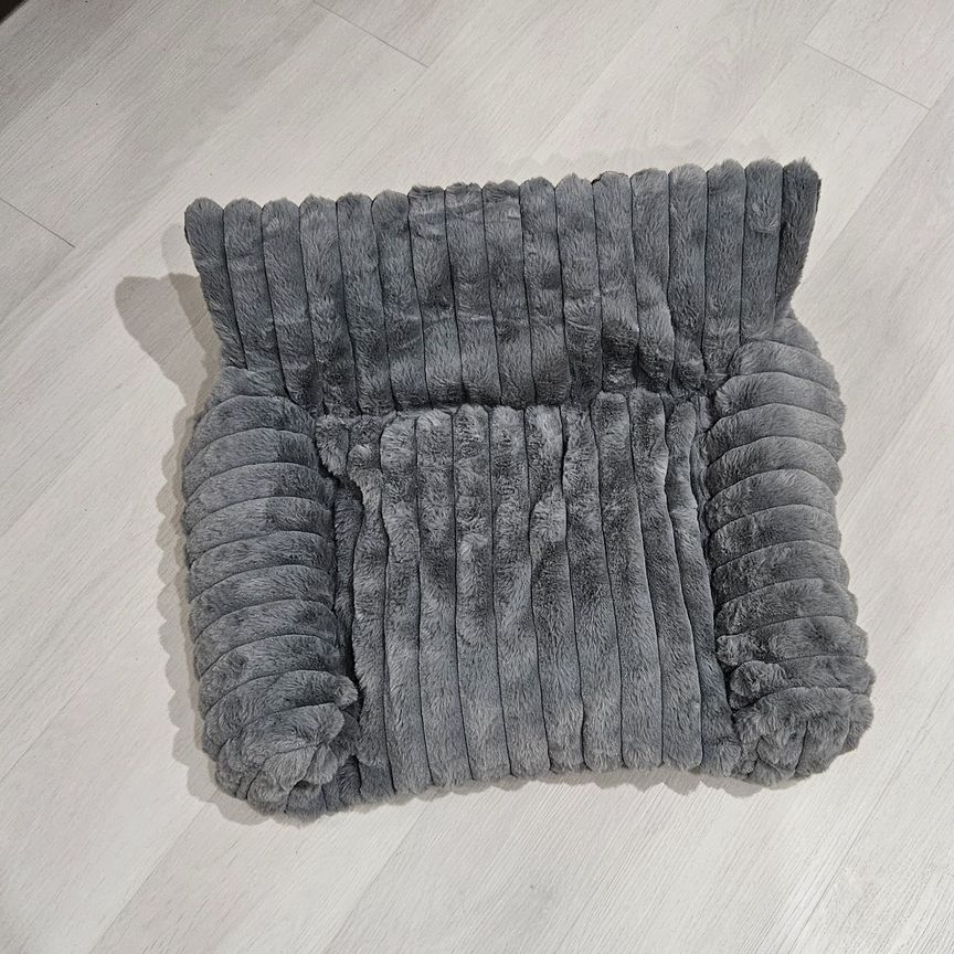 Лежанка для кошек или собак новая